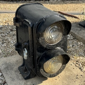 Display Signal - US&S Dwarf Color Light 1 - Illinois Railway Museum